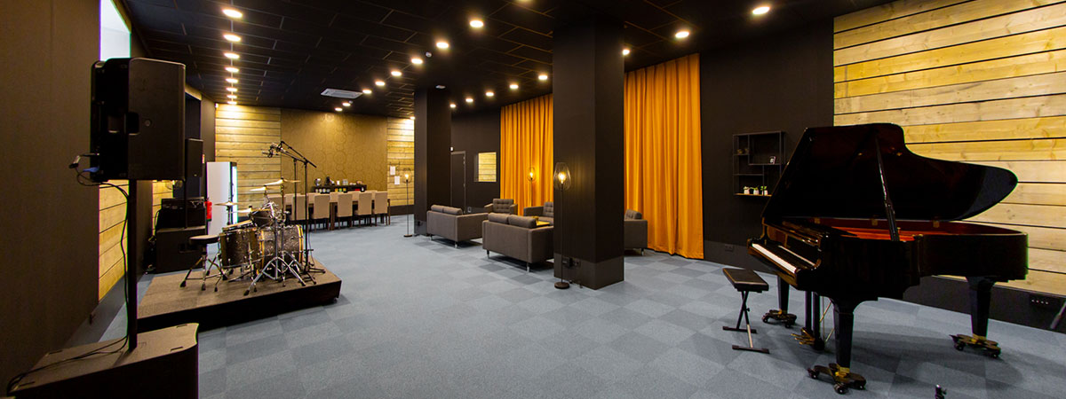 Recording studio acoustics – sound absorbing velvet drapes