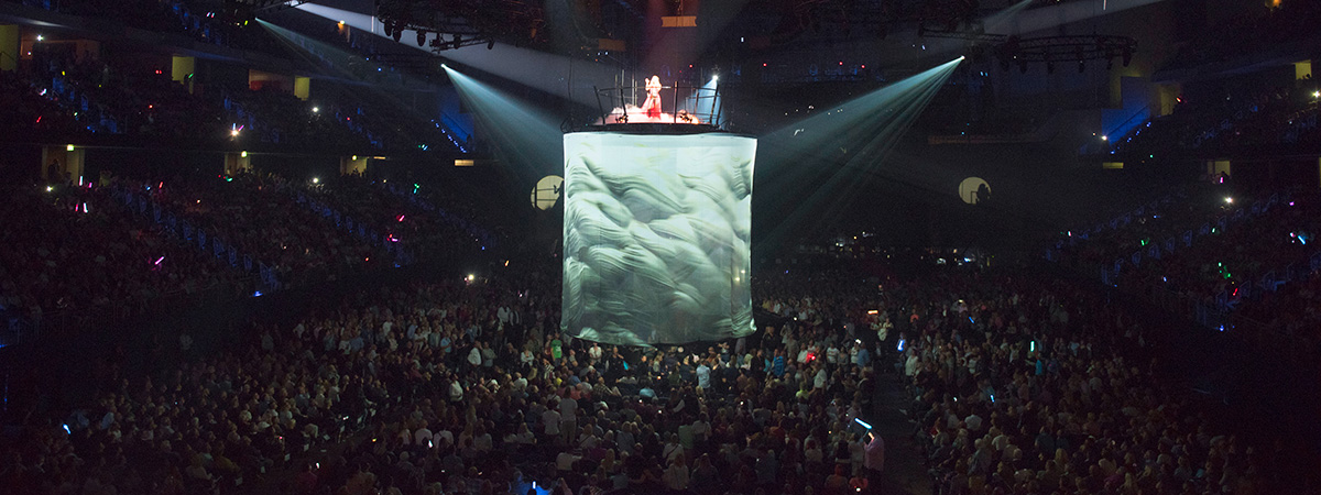 Helene Fischer: A floating tube-shaped GobelinTulle projection surface