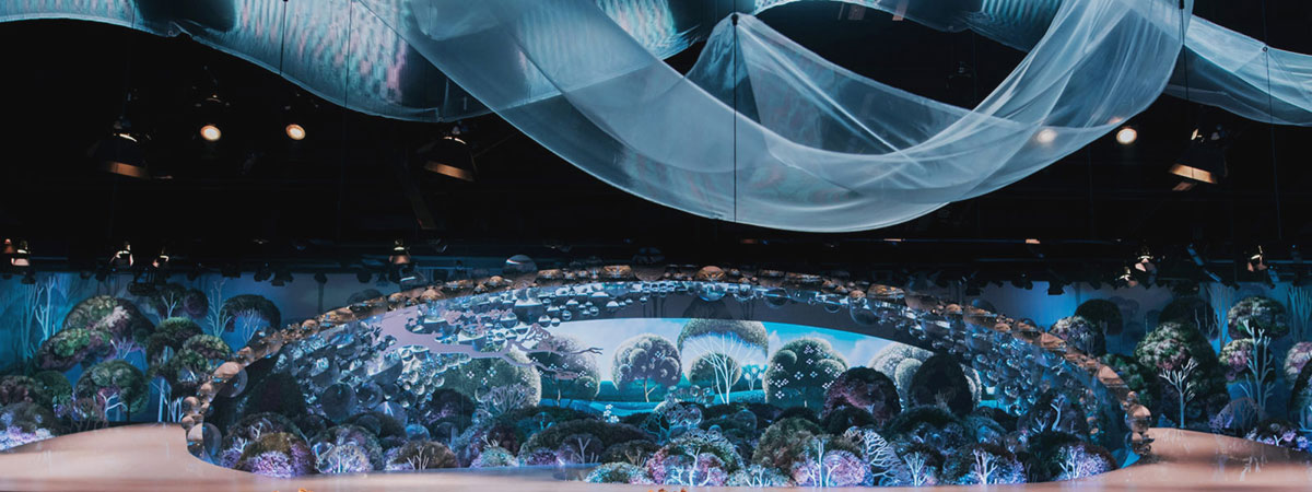 Morning Mist Wedding: lightweight fabrics floating in the air