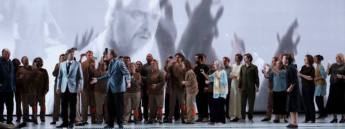 Projection on see-through stage fabric - Multifunctional backdrop