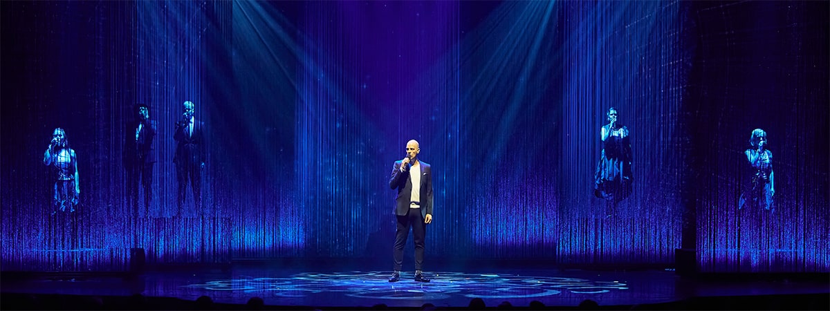 Rajaton – string curtains as a perfect backdrop