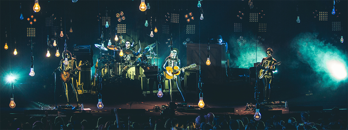 Vevo Halloween: A gigantic screen pulled up with a 18 m wide system.