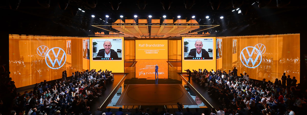 Volkswagen car launch - Car-reveal with mirrors and roll-ups