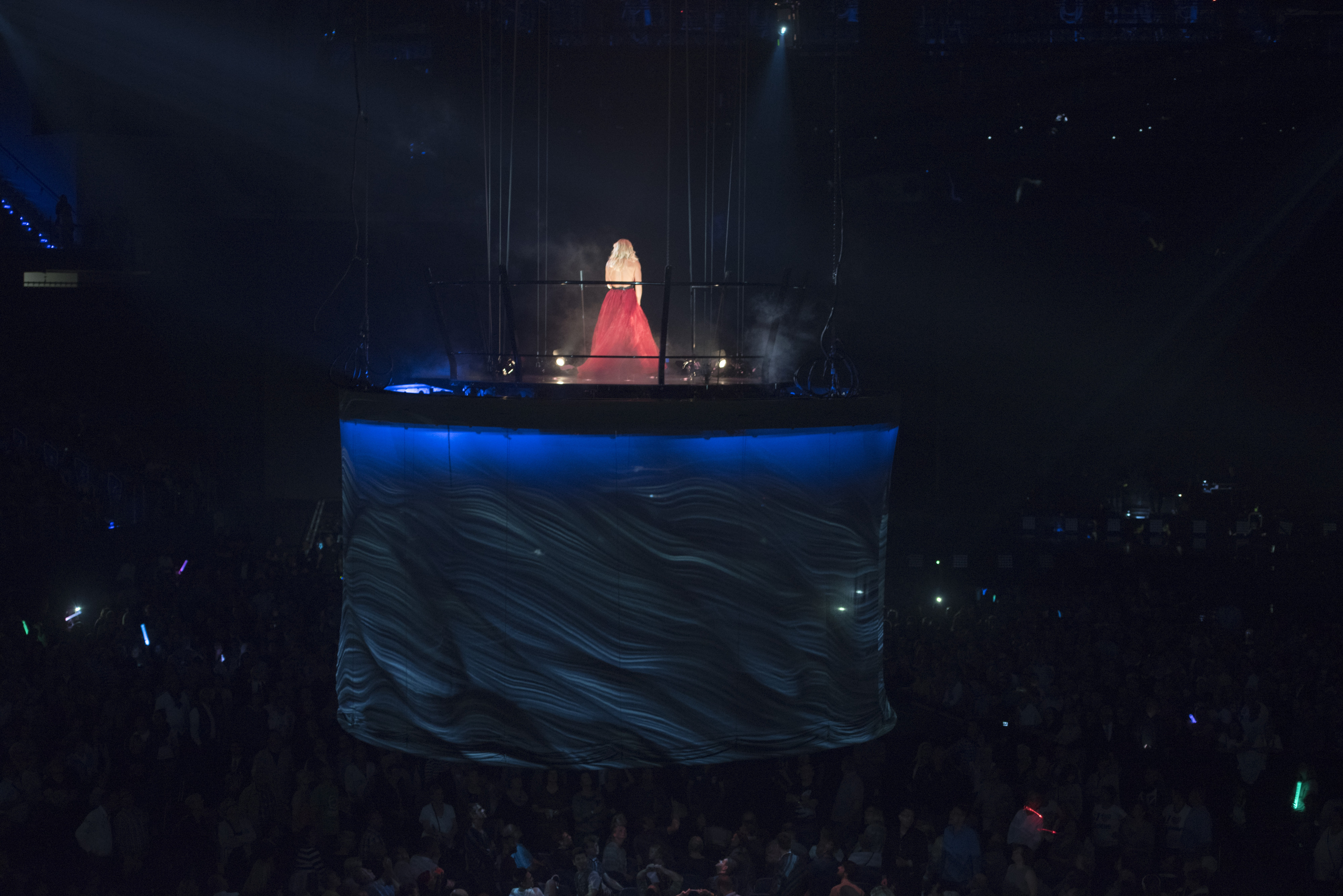 Helene Fischer: A floating tube-shaped GobelinTulle projection surface