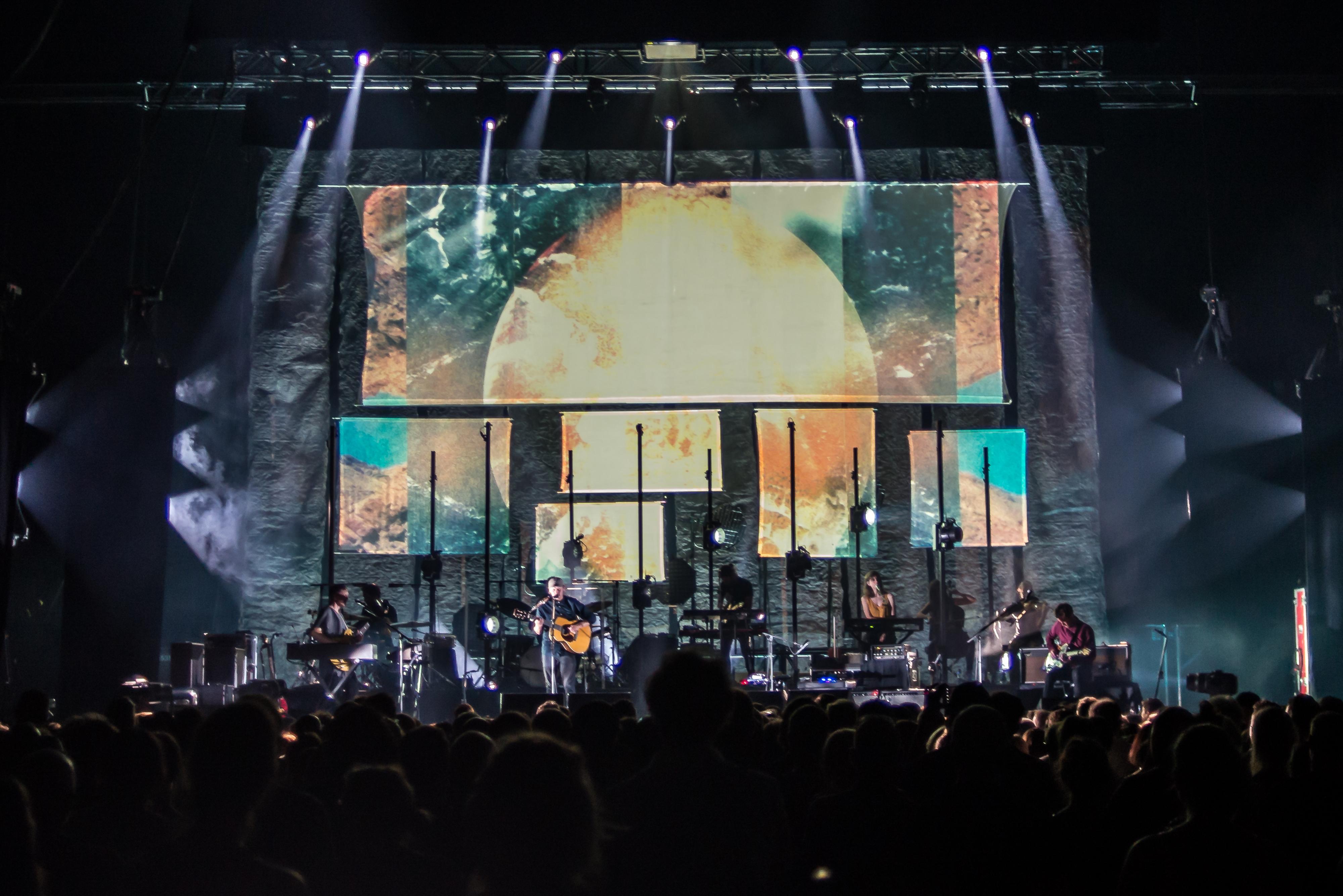How to choose a stage and event backdrop